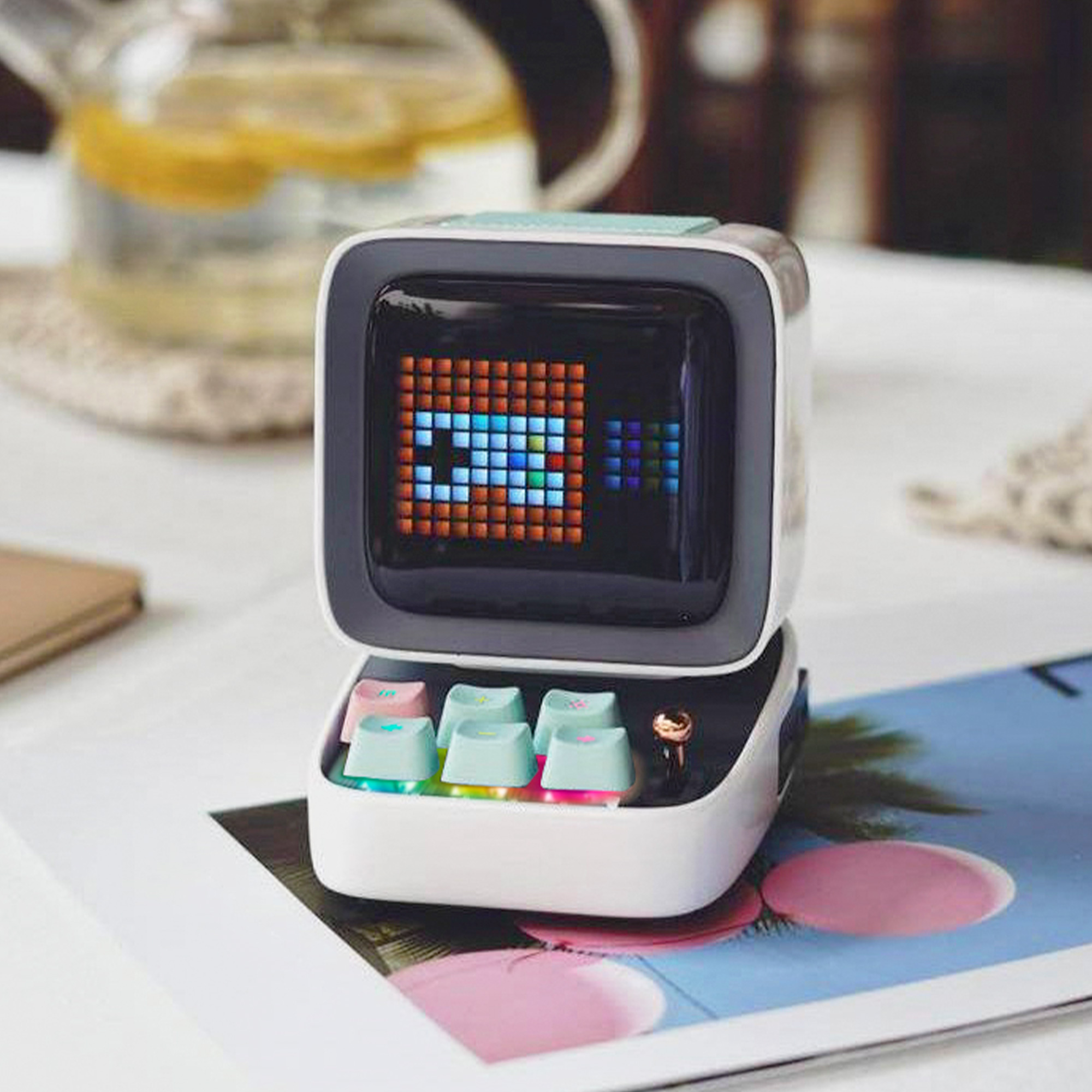 Divoom Ditoo Plus - Weißer Bluetooth Lautsprecher mit Display